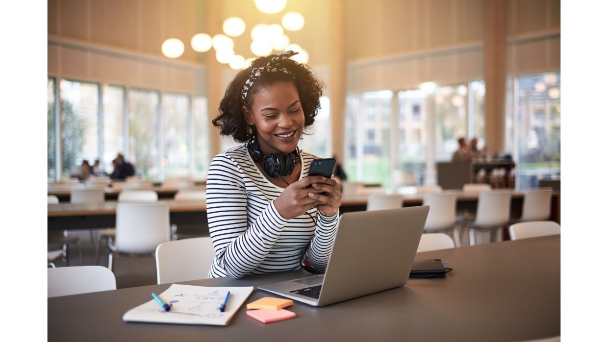 8 Best Texting Services For Schools